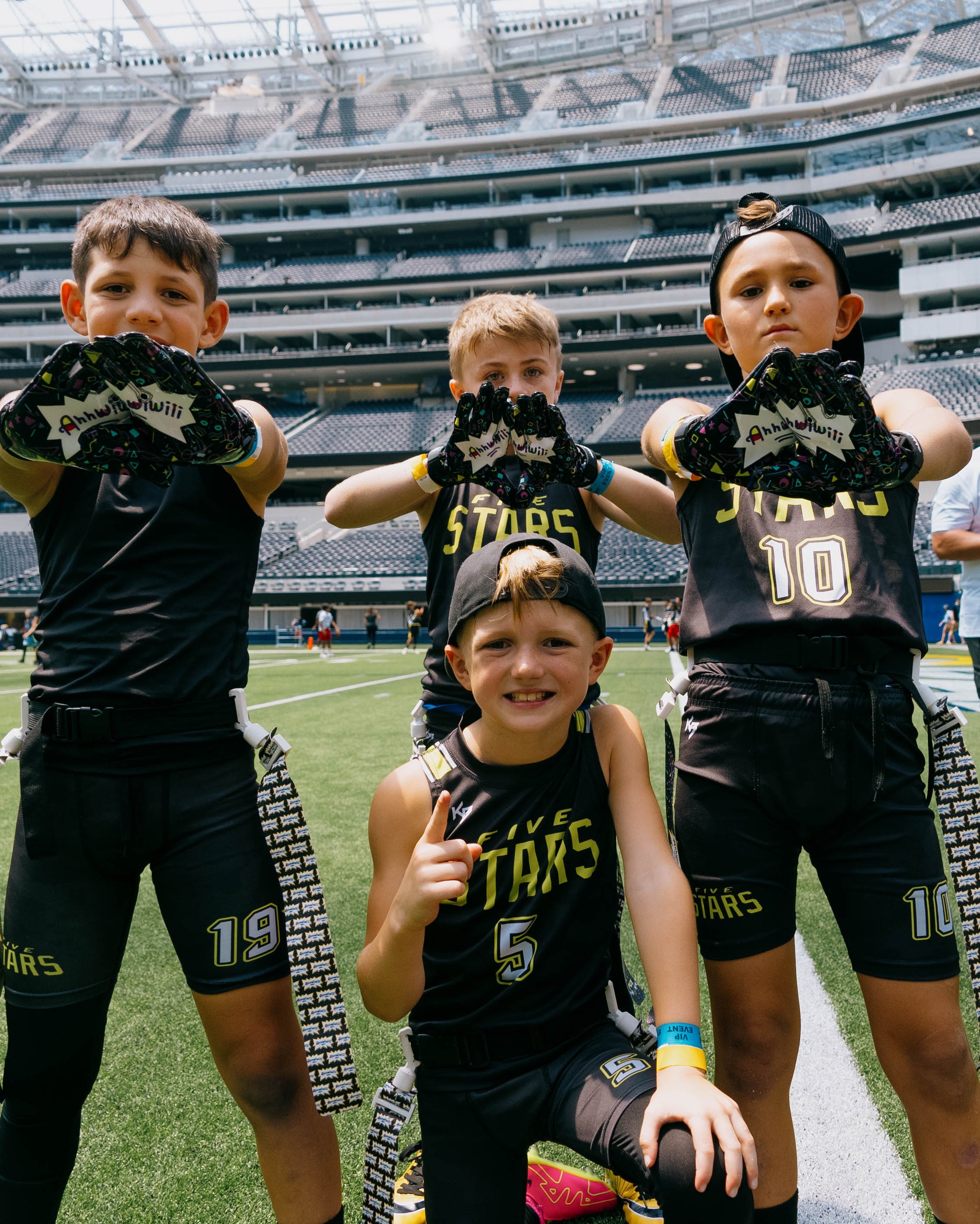 YOUTH BLACK AHHWIWIII GLOVES – AJ Greene